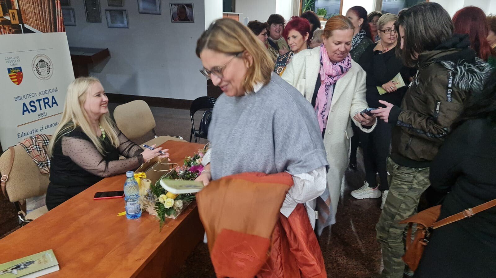 Lansare carte: Povești scrise în palmă de Corina Ozon